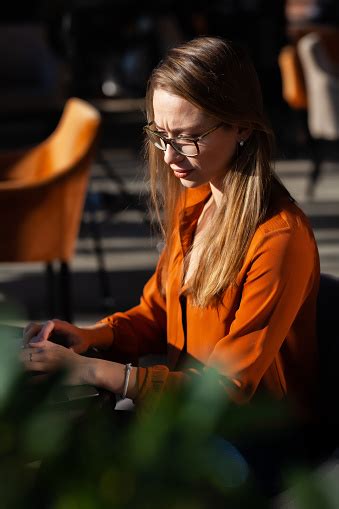 카페 바 또는 레스토랑에서 젊은 사업가입니다 노트북으로 작업하고 창가 테이블에 앉아 차를 마시는 프리랜서 소녀 프리랜서에 대한 스톡 사진 및 기타 이미지 Istock