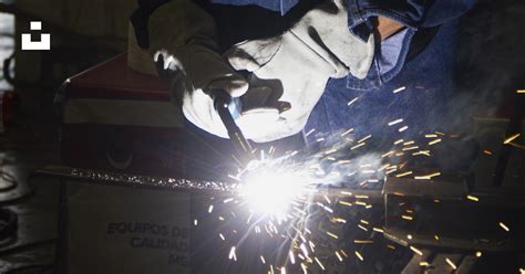 검은 색 재킷과 검은 색과 빨간색 헬멧을 쓴 흰색 바지를 입은 남자 사진 Unsplash의 무료 작업 이미지