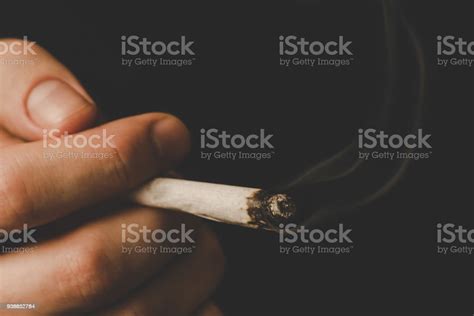 마리화나 대마초 그의 손 A 남자에서 공동 연기가 난다 연기가 검은 배경에 의료 마리화나 사용과는 대마초의 합법화의 개념 건강관리와 의술에 대한 스톡 사진 및 기타 이미지