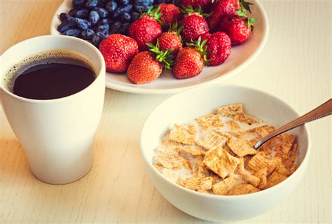 건강한 아침 식사 딸기와 커피 한 잔을 곁들인 콘 플레이크 0명에 대한 스톡 사진 및 기타 이미지 0명 과일 그래놀라 Istock