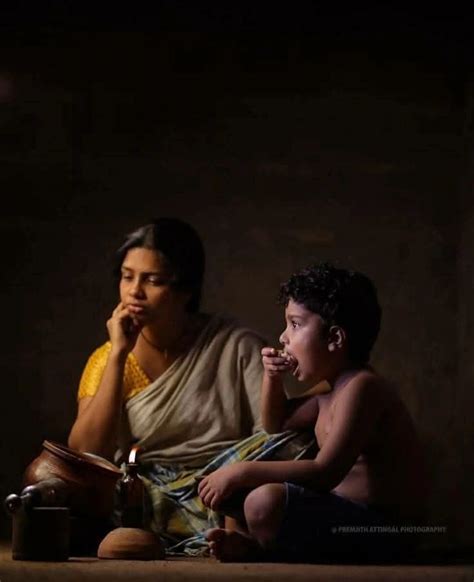 තමන්ගෙ මහළු අම්මව වැඩිහිටි නිවසක නැවතීමට තීරණය කල පුතෙකු එහි රැගෙන යාමට ලෑස්තිකරන ගමන් අම්මගෙ