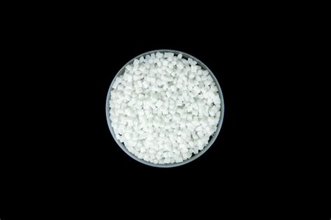 투명 폴리프로필렌 폴리프로펜 폴리스티렌 폴리에틸렌 열가소성 폴리머 Hdpe 및 플라스틱 원료 펠릿 또는 검은 색 배경에 분리 된