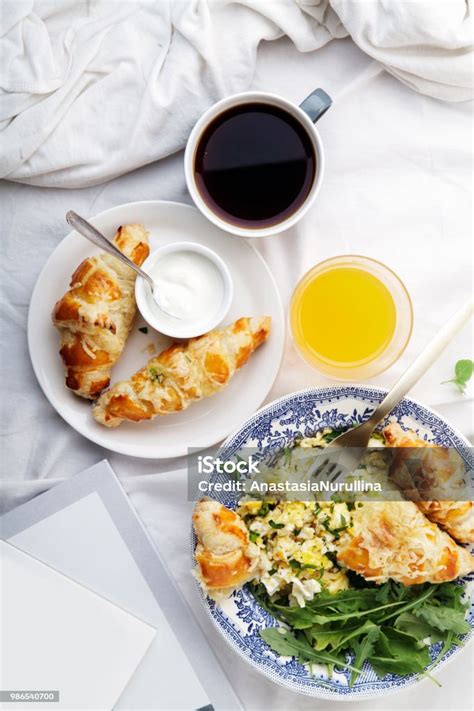 침대에서 아침 식사 스크램블 계란 치즈 크로와상 라즈베리 머핀와 블랙 커피 아침 치료 개념입니다 복사 공간 수직 구성입니다 0명에 대한 스톡 사진 및 기타 이미지 Istock