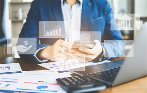 세금 및 이익은 개념을 계산하고 일하는 사업가들은 온라인으로 세금을 확인합니다 개념에 대한 스톡 사진 및 기타 이미지 개념 경영자 경제 Istock