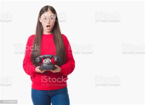 빈티지 전화 깜짝 얼굴 두려워 하 고 공포 식으로 흥분 충격에서 무서 워 들고 고립 된 배경 위에 젊은 중국 여자 감정에 대한 스톡 사진 및 기타 이미지 Istock