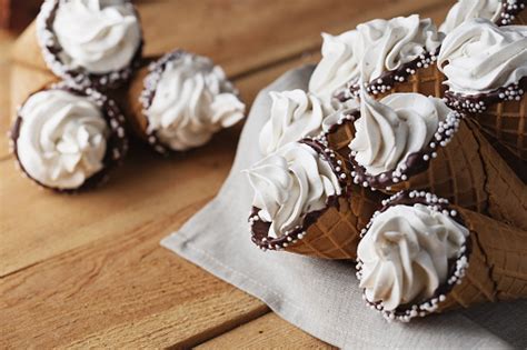 나무 테이블에 아이스크림 콘을 많이 부드러운 얼음 크림 또는 콘에서 냉동 커스터드 와플 마 시 멜로 전원주의에 대한 스톡 사진 및 기타 이미지 Istock