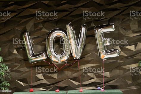 사랑이라는 단어의 모양의 실버 호일 풍선 발렌타인 데이 또는 결혼식 파티 장식 0명에 대한 스톡 사진 및 기타 이미지 0명 개념 결혼식 Istock