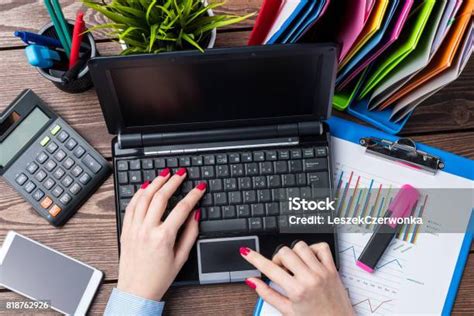 사무실 데스크톱 그래프 및 차트 문서와 현대 디지털 장치 공부에 대한 스톡 사진 및 기타 이미지 공부 그래프 데스크탑 컴퓨터 Istock