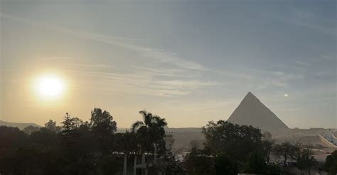 ägypten Gizeh 가리키다 건축 경치 고대의 관광 구름 구조 궁금해하다 기념물 기자 기자의 피라미드 노란색 모래 문화 유산 문화적