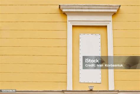 건물의 직사각형 표지판입니다 텍스트의 공간과 공간을 복사합니다 디자인모형 광고를 위한 빈 템플릿입니다 집 외관의 흰색 프레임 아키텍처에 대한 광고 0명에 대한 스톡 사진 및