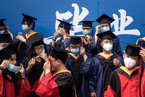 大學生的封校生活：人生「爬藤」成功了，畢業於「騰訊會議大學」｜端傳媒 Initium Media