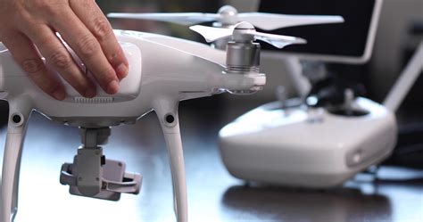 飞行员打开后面有控制器的无人机四轴飞行器视频特效素材 千库网