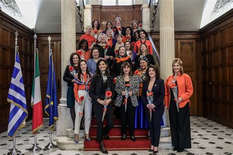 Σε γεύμα με γυναίκες Πρέσβεις Aρχική