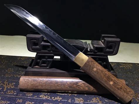 花梨木小精品尺寸全长39cm 刃长24cm 柄长13cm 刃宽3 0cm刃厚0 70cm 全重0 45Kg净重0 40Kg收藏