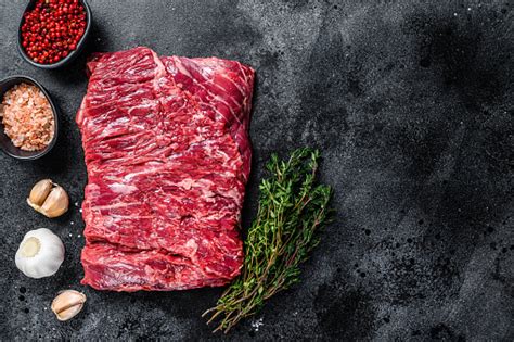 신선한 대리석 쇠고기 는 허브와 함께 고기 검은 색 배경 맨 위 보기입니다 복사 공간 0명에 대한 스톡 사진 및 기타 이미지 0명 검은색 고기 Istock
