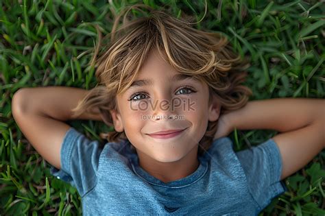 파란색 티셔츠를 입은 금발 소년 사진 무료 다운로드 Lovepik