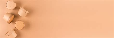 종이 식품 용기가있는 배너 복사 공간이있는 밝은 갈색 배경 위에 종이 뚜껑이있는 컵 모형 이미지 지속 가능한 식품 포장 단색 수프에 대한 스톡 사진 및 기타 이미지 Istock