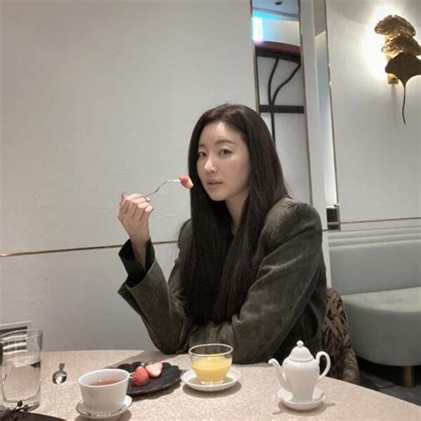 수수한 매력의 김사랑 오래가는 미녀는 다르네