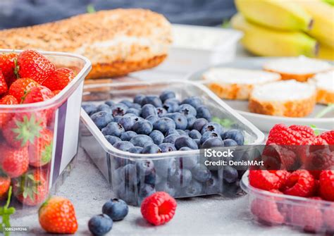 신선한 유기농 건강 Beries 과일 샌드위치 빵의 플라스틱 트레이 용기 블루베리 딸기 바나나 돌 부엌에 라스베리 배경 테이블 0명에 대한 스톡 사진 및 기타 이미지