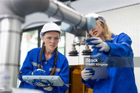 여성 자동화 엔지니어는 산업 공장에서 헬멧 안전 검사 및 검사 제어 로봇 팔 용접기가 있는 조끼를 착용합니다 인공 지능 개념입니다 엔지니어에 대한 스톡 사진 및 기타 이미지
