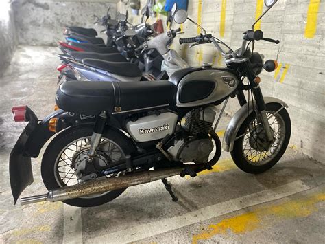 兒子大學剛畢業用自己打工的錢買了一台自己非常喜歡的打檔車 為娘的不懂車 只是有必要買一部比自己年紀還大的古董摩托車嗎 錢買得到的幸福無價