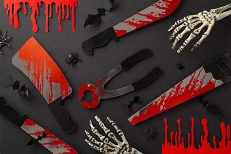 할로윈 감각으로 공간을 변화시키세요 피 묻은 줄무늬 미치광이 도구 칼 톱 식칼 식칼 거미 좀비 해골 손 검은색 배경의 박쥐 인사말 또는 승진을 위해 0명에 대한 스톡 사진