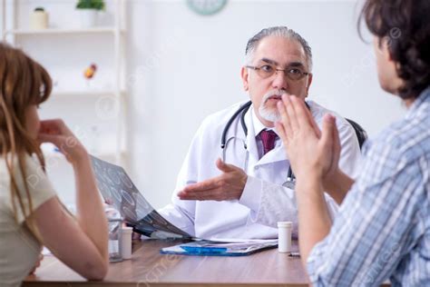 노인 의사를 방문하는 젊은 부부 노인 의사를 방문하는 젊은 부부 사진 배경 및 무료 다운로드를위한 그림 Pngtree