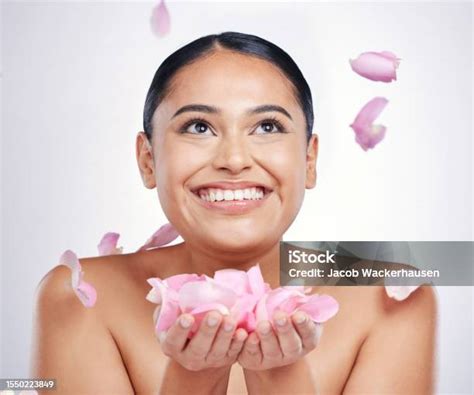 กลีบดอกไม้ใบหน้าและความงามของผู้หญิงในสตูดิโอเพื่อผิวเรืองแสงผิวหนังและเครื่องสําอาง ผ ภาพสต็อก