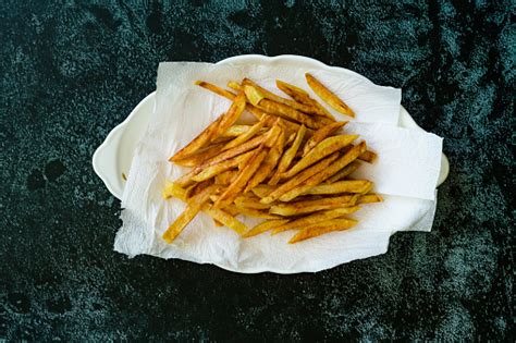 케이준 노련한 스키니 프렌치 프라이 감자 접시에 종이 타월 봉사할 준비가 되었습니다 건강에 좋지 않은 음식에 대한 스톡 사진 및 기타 이미지 건강에 좋지 않은 음식