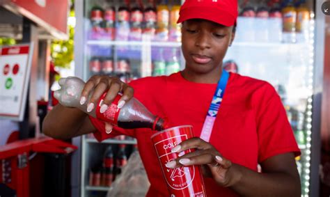 플라스틱 병 음료를 플라스틱 컵에 따라준다 코카콜라는 그린워싱” 프랑스 환경단체 비판