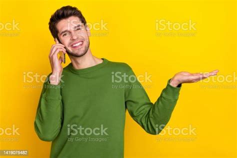 귀여운 재미 젊은 남자의 사진 녹색 스웨터를 착용 팔 빈 공간 고립 된 노란색 배경 들고 현대 장치 이야기 손에 대한 스톡 사진 및 기타 이미지 Istock