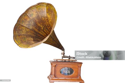 분리된 잘라낸 오래된 축음기 접시 또는 비닐 디스크와 흰색 바탕에 나무 상자에 혼 스피커 복고풍 엔터테인먼트 개념입니다 축음기는 음악 장치입니다 0명에 대한 스톡 사진 및