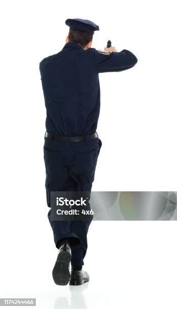 3039세 성인 잘생긴 사람 남성 청년 경찰 보안 요원 착용 복장 넥타이 모자 배지 심각 자신감 농도 범죄의 한 남자 전체 길이 후방 보기 뒤 30 34세에 대한 스톡 사진