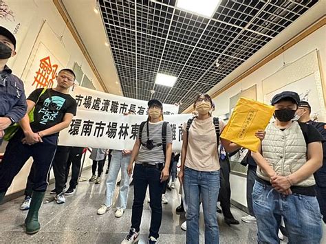 環南市場攤商舉白布條陳情圖 中央通訊社 Line Today