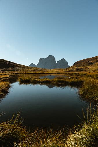 이탈리아의 돌로 마이트에 있는 바스 테 호수에 있는 펠 모 산의 반사 가을에 대한 스톡 사진 및 기타 이미지 가을 걷기 경관 Istock