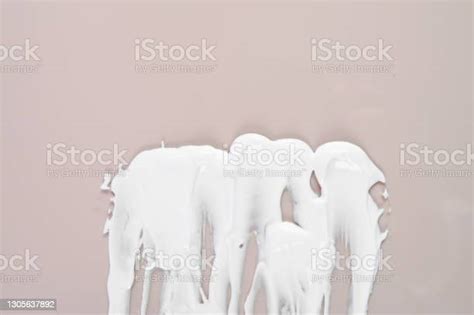 파스텔 배경에 화이트 크림 얼룩과 크림 질감 얼굴과 바디 화장품 크림 샘플 스킨 케어 컨셉 0명에 대한 스톡 사진 및 기타