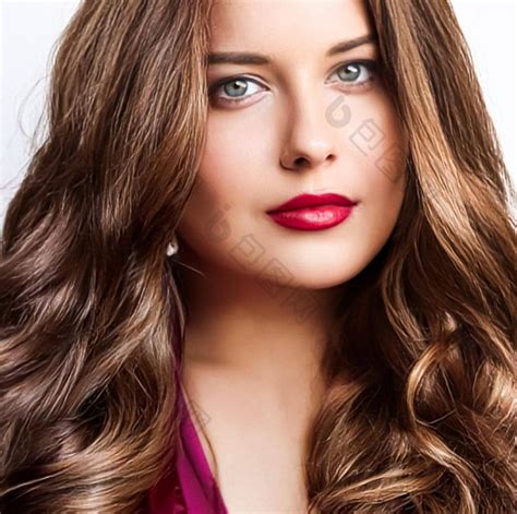 发型美头发护理美丽的女人长自然棕色的头发 包图企业站