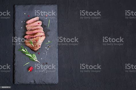 구운 쇠고기 스테이크 슬레이트 절단 보드 복사 Spac 가기 보기 건강한 식생활에 대한 스톡 사진 및 기타 이미지 건강한 식생활 고기 고추류 Istock