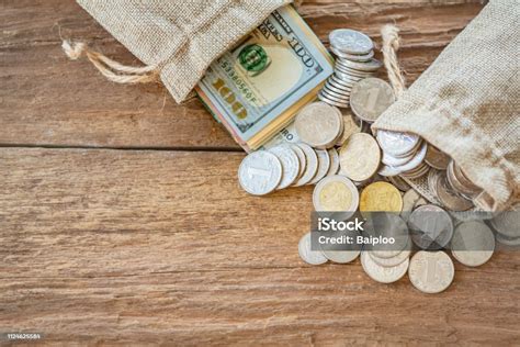 전문 금융 투자 계획은 투자 수익 장기 돈 행복 은퇴 개념에 대 한 절약의 수익의 큰 성장을 만들 미국 달러 유로 중국 위안 자루에서 동전 그리고 진짜 나무 판자에 누워