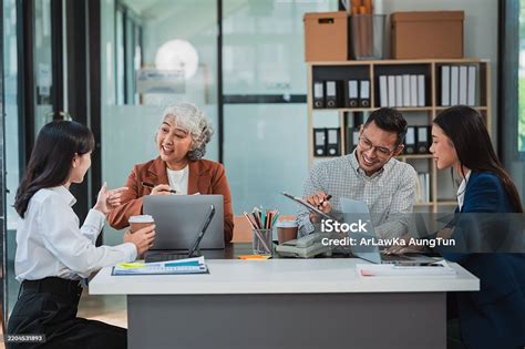 사무실에서 일하는 아시아 사업가 그룹이 성공적인 팀워크의 결과를 보여주는 차트와 그래프에 있습니다 즐거운 팀 회의가 되시죠 비즈니스 데이터 차트 회의실 경영자에 대한 스톡