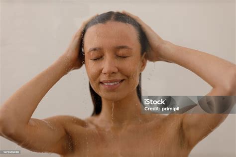 쾌락 샤워에서 물방울 아래 젊은 여자 고립 된 배경에 물을 뿌린 아름 다운 소녀입니다 젖은 행복한 얼굴 25 29세에 대한 스톡 사진 및 기타 이미지 Istock