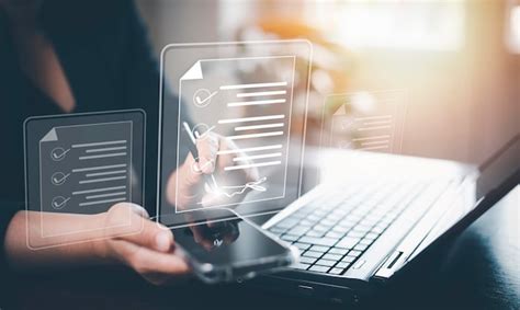 디지털 문서에 전자 문서 서명 계약이 있는 온라인 사업가 전자 서명 서명 디지털 문서 관리 종이 없는 사무실 서명 비즈니스 계약 개념 프리미엄 사진