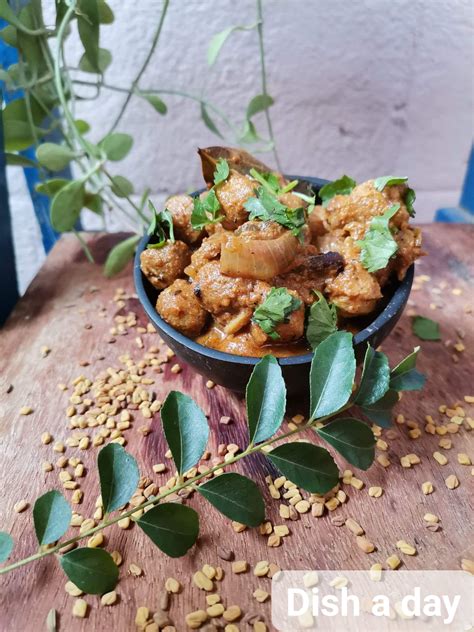 Dish A Day සෝයාමීට් කුර්මා අවශ්‍ය ද්‍රව්‍ය සෝයාමීට් පැකට් 1 තක්කාලි යුෂ කෝප්ප 1 5 ළුෑණු ⁣ලොකු