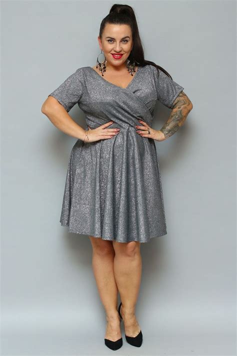 Sukienka Rozkloszowana PoŁyskujĄca Jowita Dekolt Koperta Gładka Plus