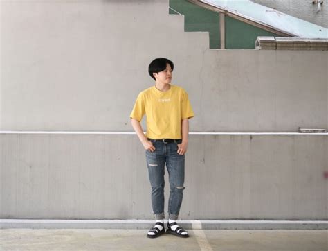 [데일리룩 082] 샌들 양말 코디 남자 노란색 티셔츠 피스워커 스톤워커 Ds 제이다울 샌들 유니클로 양말
