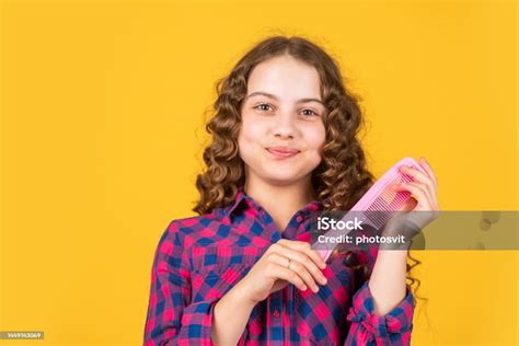 패션 액세서리 도구 멋지고 깔끔한 헤어 스타일 길고 화려한 머리를 빗는 소녀 아이 여분의 신선한 드라이 샴푸 헤어 브러시를 가진 행복 한 여자입니다 건강하고 강한 머리카락