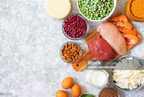 단백질의 높은 수준의 제품의 구색 건강 한 단백질 공급원 근육 건물에 대 한 식품 육류 해산물 치즈 우유 견과류 콩 류 계란 및 채소 밝은 배경입니다 평면도 0명에 대한