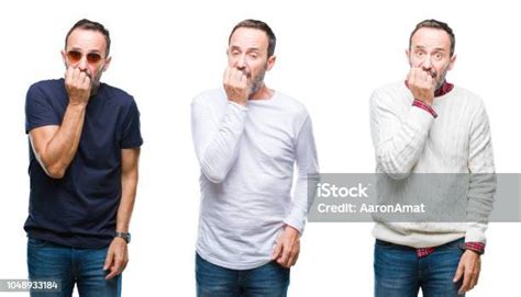 강조 하 고 손톱을 물어 뜯고 입에 손을 긴장을 찾고 격리 된 배경 위에 서 있는 잘생긴 수석 노인의 남자 콜라주 불안 문제입니다 감정에 대한 스톡 사진 및 기타 이미지