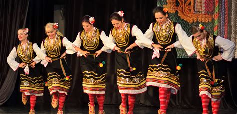 Празнични фолклорни танцови програми Диламни Фолклорна Танцова формация за хора и народни танци