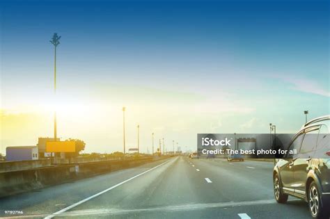 고속도로로 도 및 배경에 일몰 교통 자동차 운전 하는 자동차 개념에 대한 스톡 사진 및 기타 이미지 개념 개념과 주제 거리 Istock